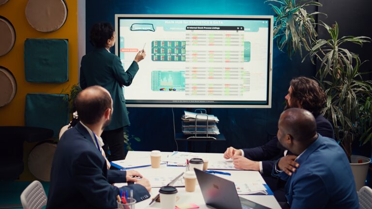 Understanding the Blackboard Architectural Pattern: Collaborative Problem-Solving for Complex ...